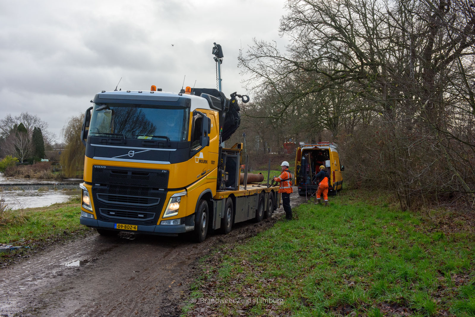 04-01-2024 – Maastricht, Woonboot slaat los door damdoorbraak ...